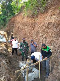 PELETAKAN BATU PERTAMA KEGIATAN PEMBANGUNAN TALUD PADUKUHAN JATI